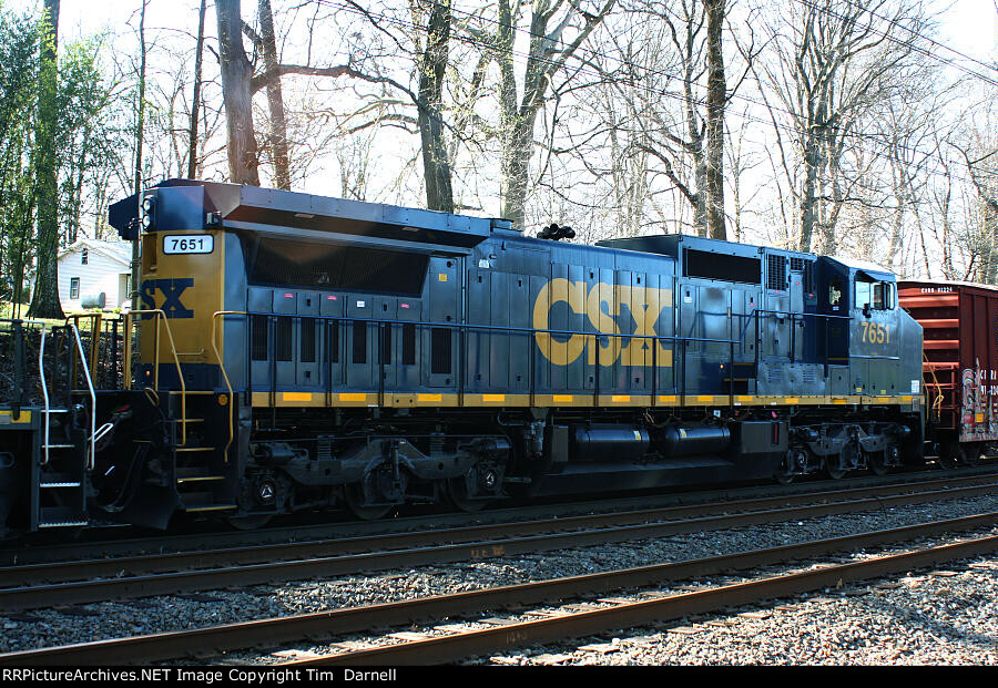 CSX 7651 on Q300.